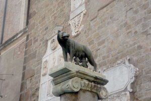 2777 anni, i simboli di Roma: SPQR, la Lupa, Vox populi sui muri ...